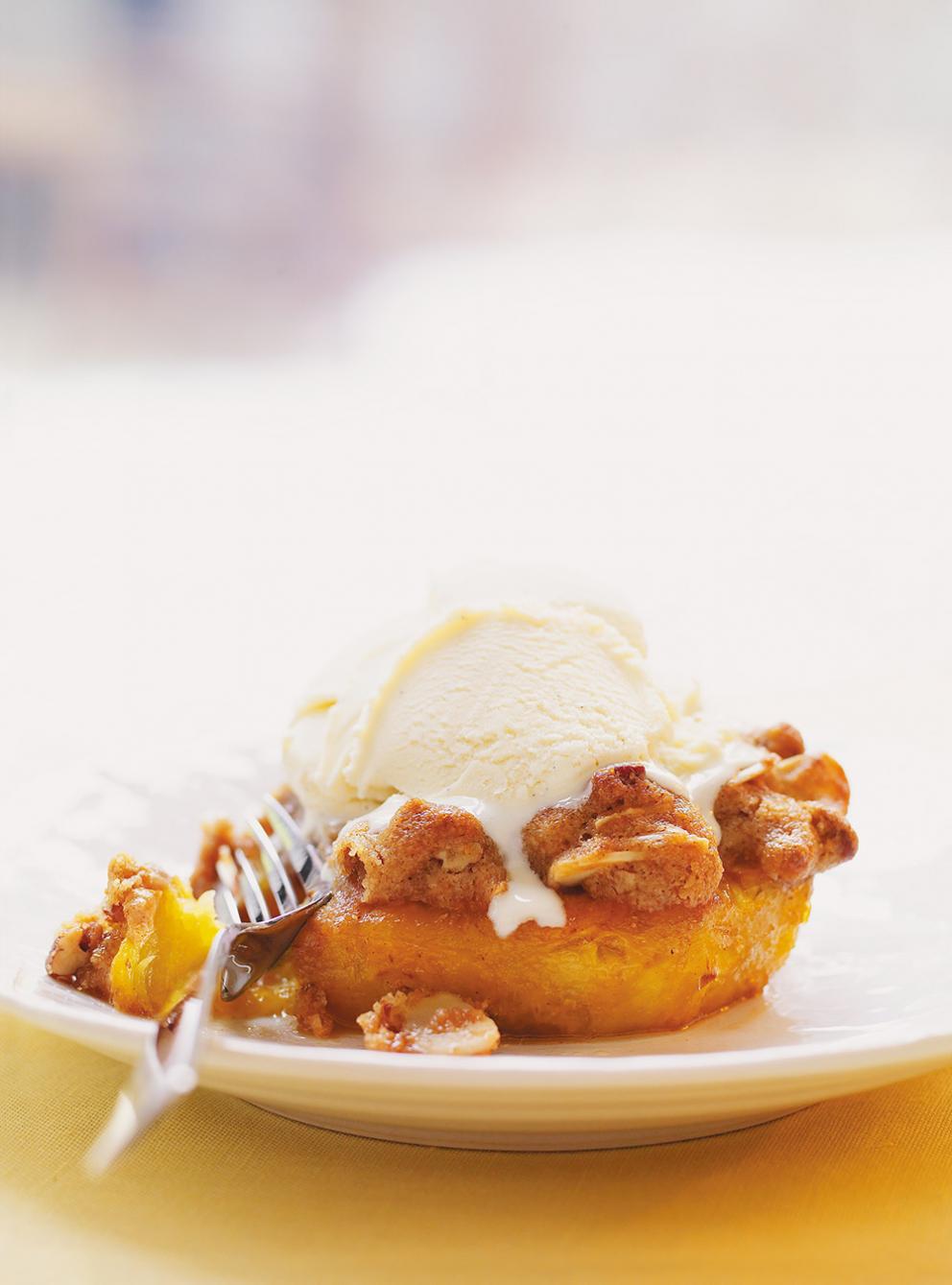 Ananas rôti et crumble aux noix | RICARDO