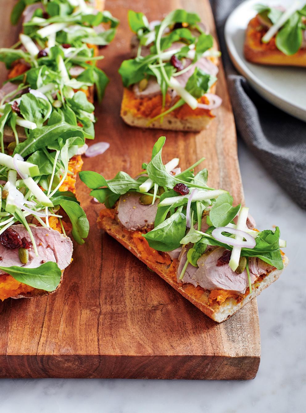 Tartines de patates douces et de filet de porc rôti | RICARDO