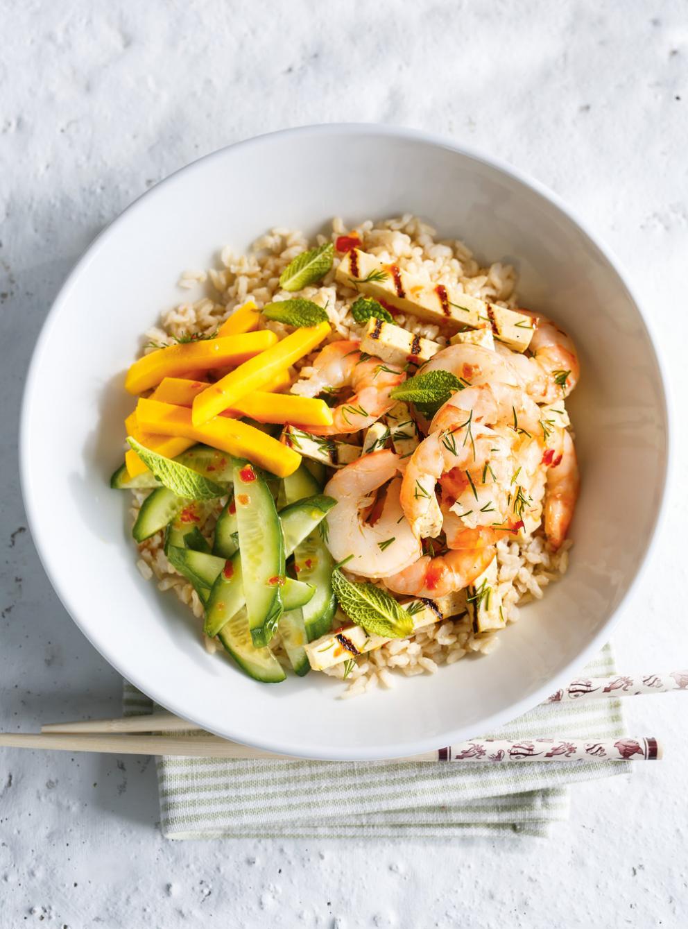 Riz brun, crevettes et tofu grillé | RICARDO