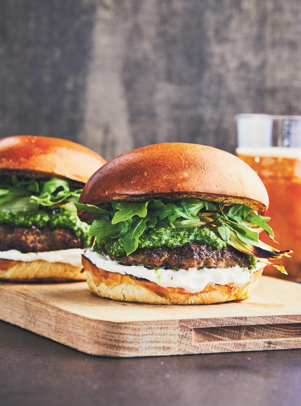 Burgers d’agneau, pesto de roquette et oignon rôti | RICARDO