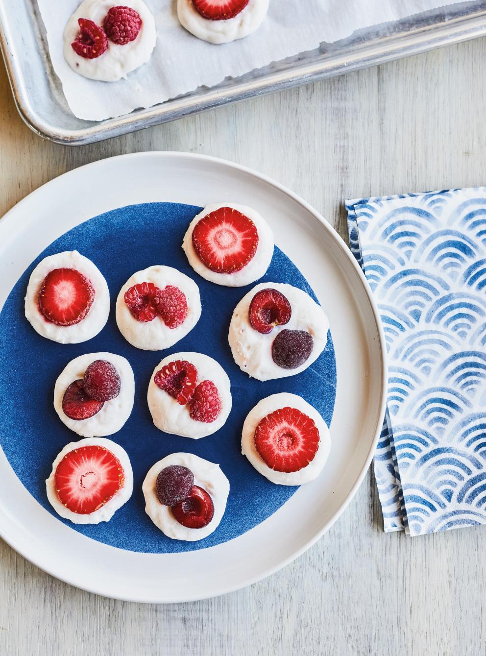 Bouchées glacées de yogourt grec aux fruits rouges | RICARDO