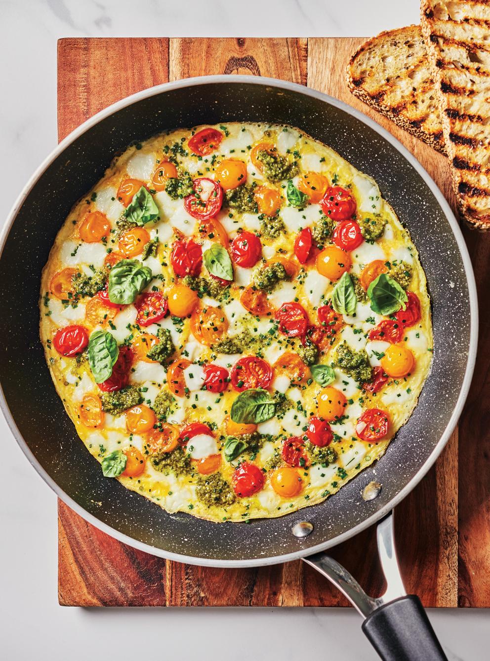 Omelette aux tomates, à la mozzarella et au pesto | RICARDO