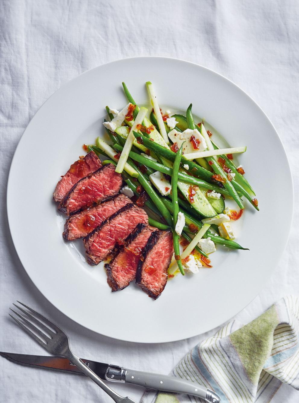 Grilled Beef with Green Bean Salad and Onion Dressing | RICARDO