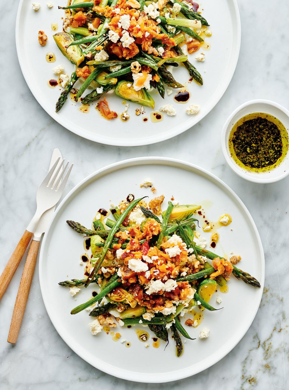 Salade-repas aux légumes rôtis et au fromage feta | RICARDO