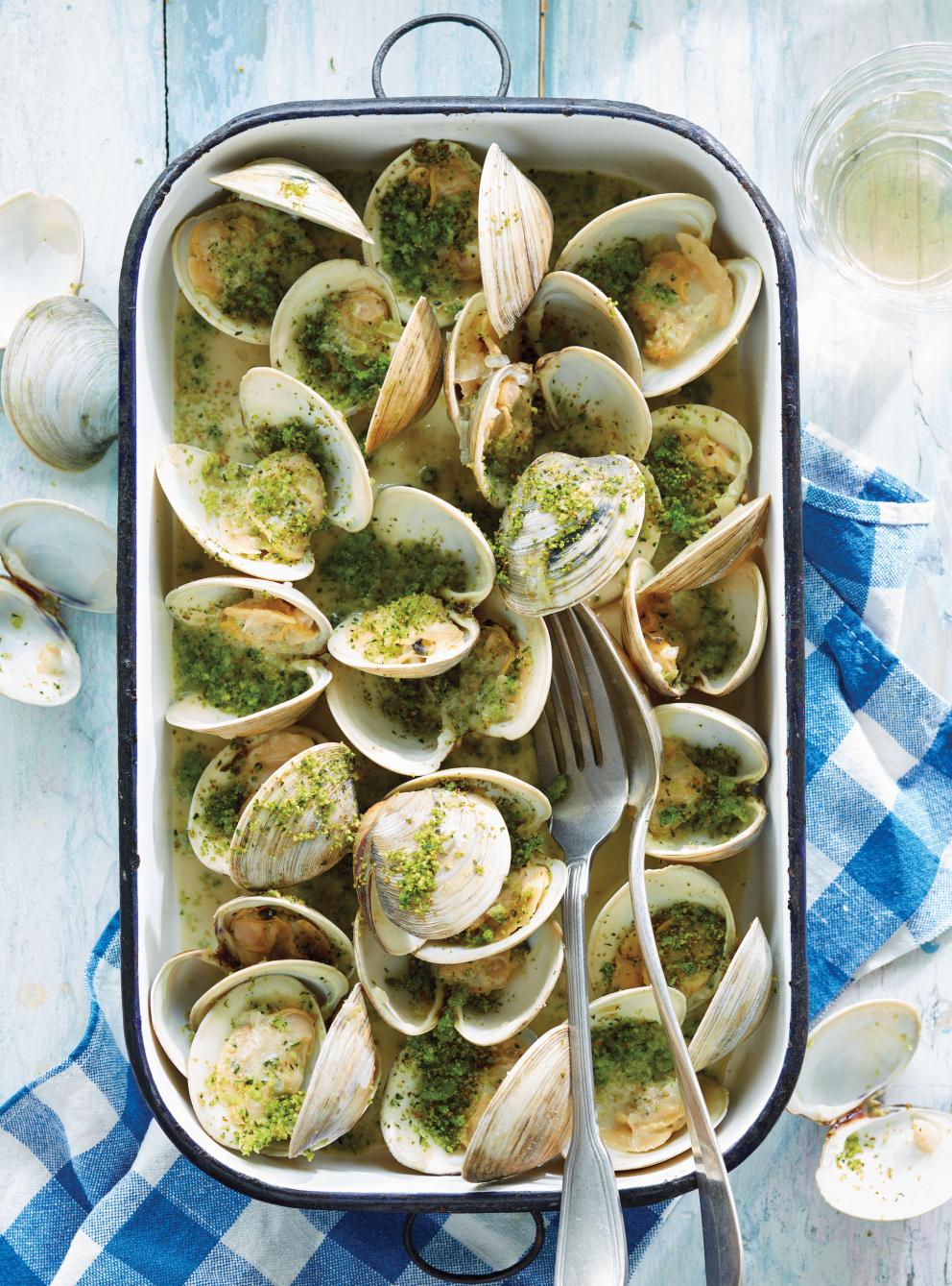 Palourdes au vin blanc, crumble au persil et au bacon | RICARDO