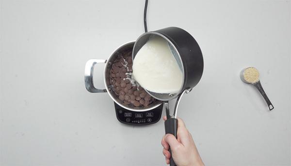 Bouchées chocolatées au caramel butterscotch et aux noisettes | RICARDO